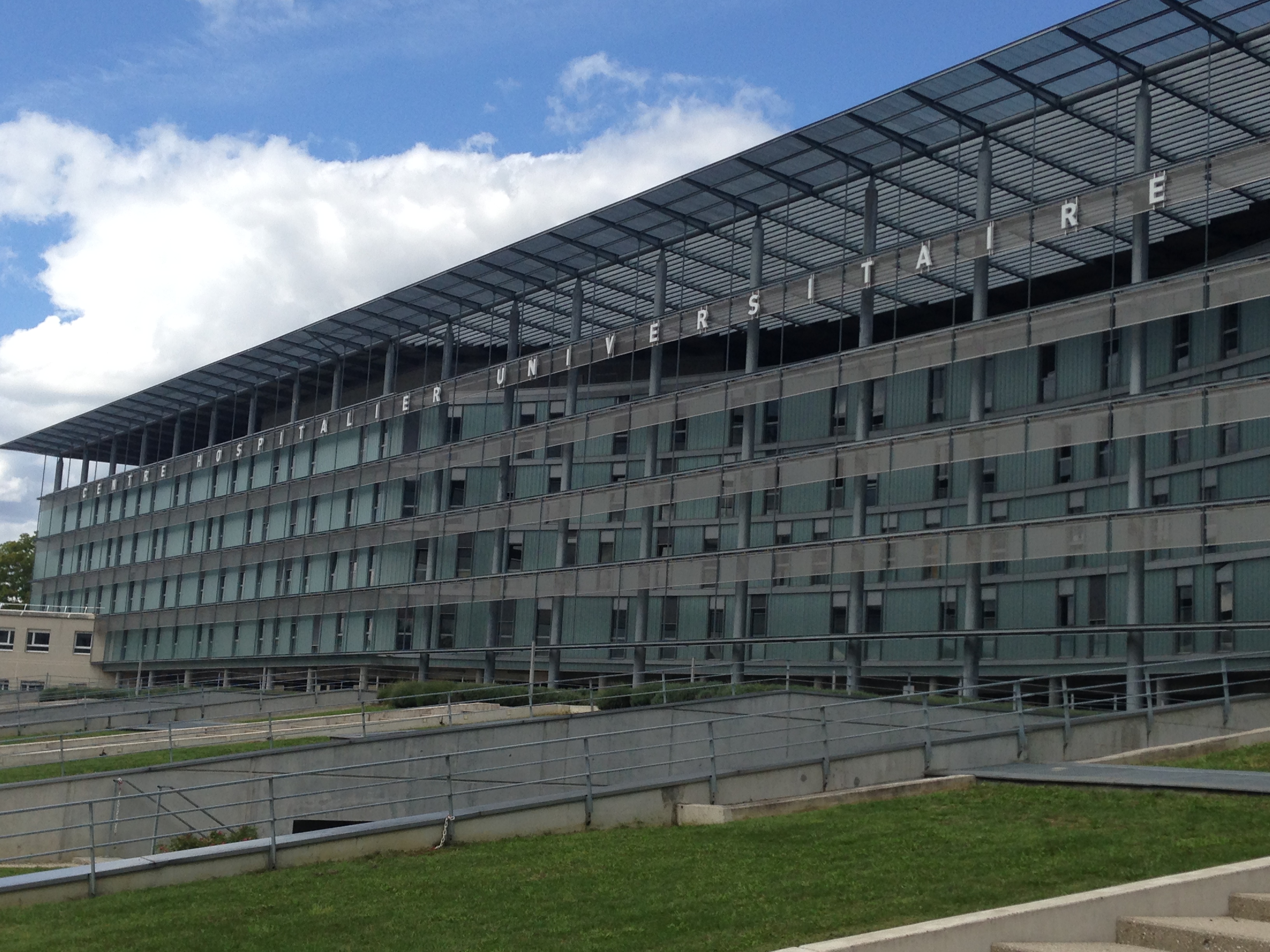 Enseigne lettres XXL pour le CHU Dijon | AVS COMMUNICATION